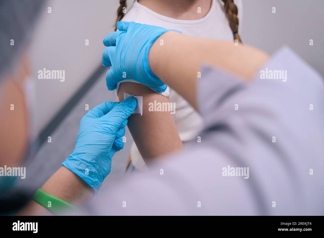 Nurse receives injection hi-res stock photography and images - Alamy