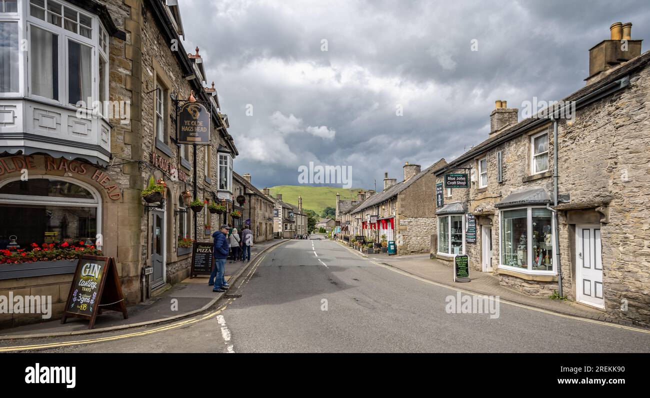 View looking down Cross Street in Castleton, High Peak District ...