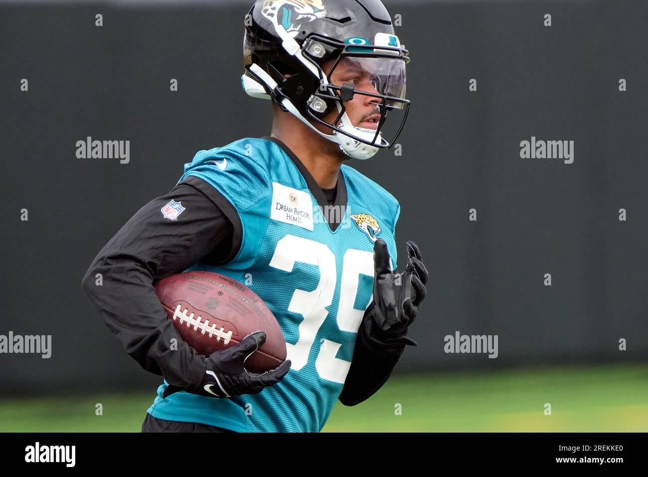 Jacksonville Jaguars wide receiver Jamal Agnew (39) returns a punt ...
