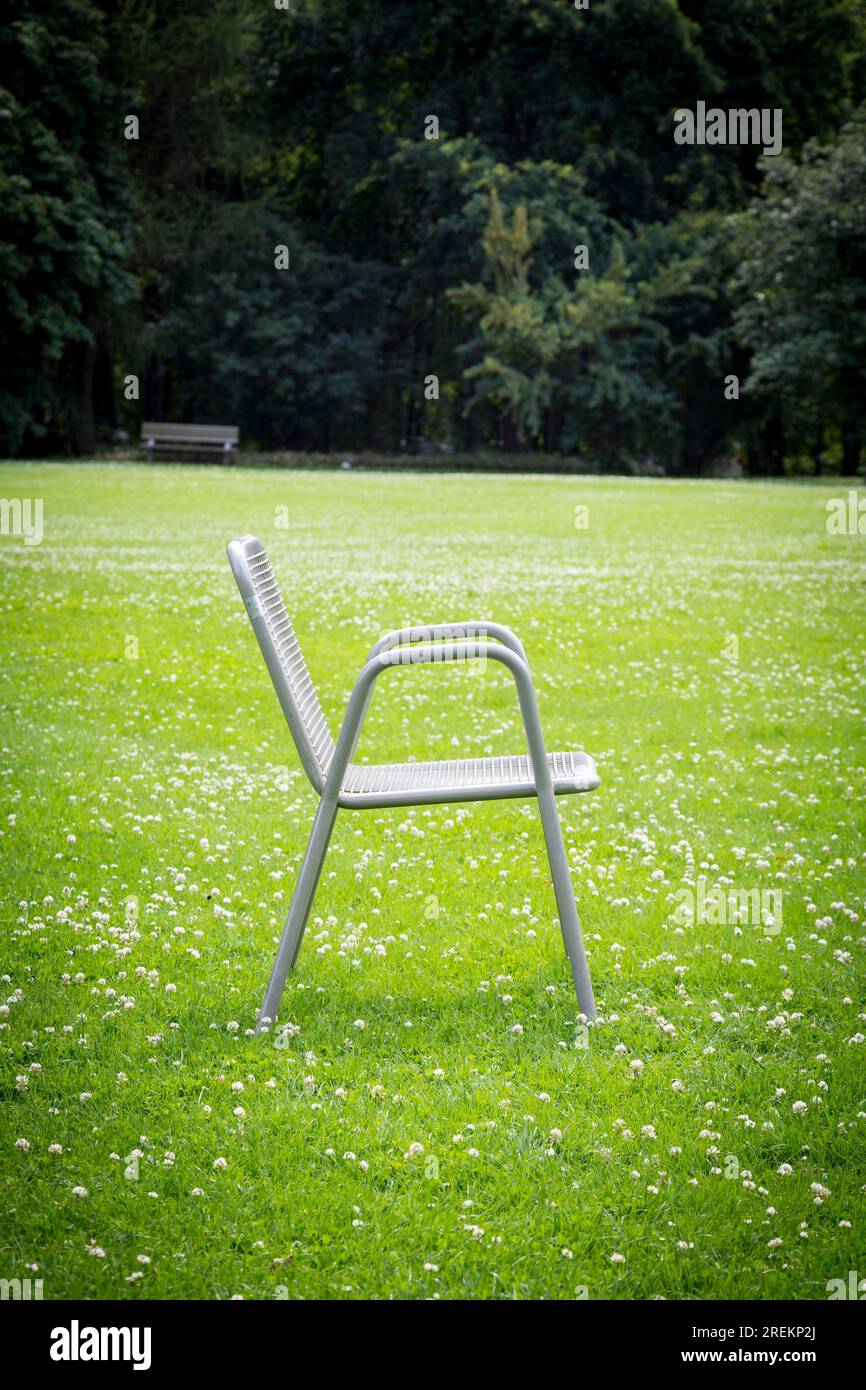 Chair in the park hi-res stock photography and images - Alamy