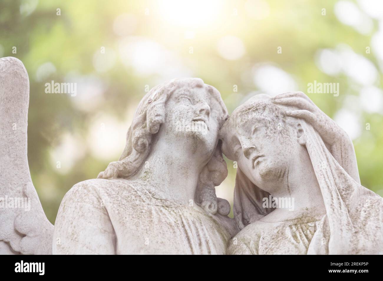 Two angels sculpture hi-res stock photography and images - Alamy