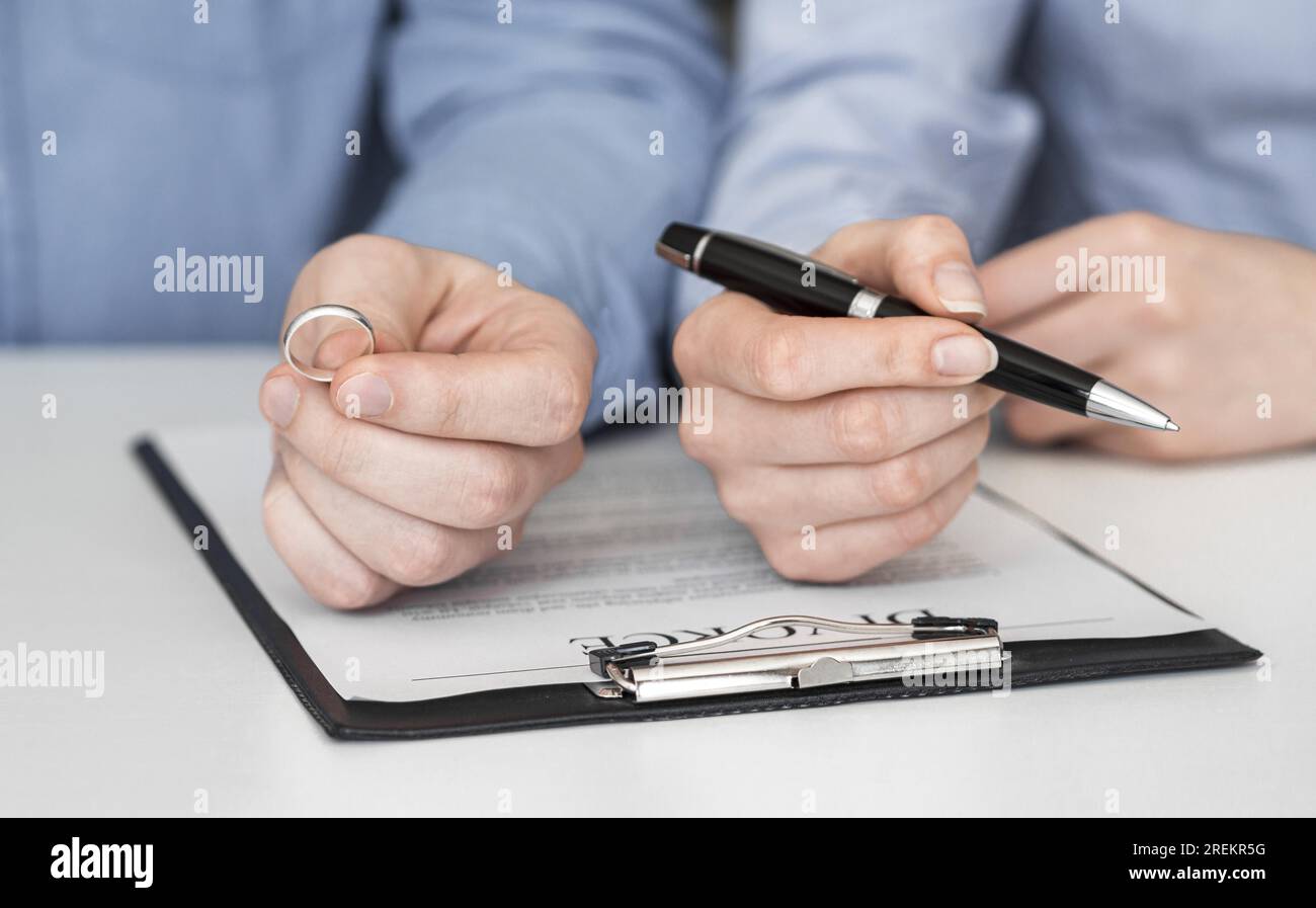 Signing resolution hi-res stock photography and images - Alamy