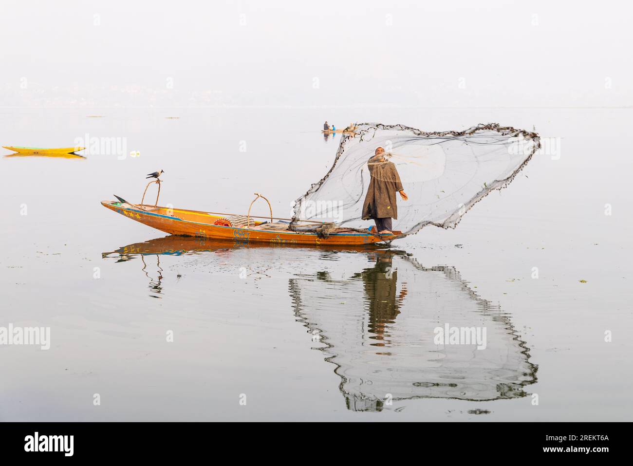 Man throwing fishing net india hi-res stock photography and images - Alamy