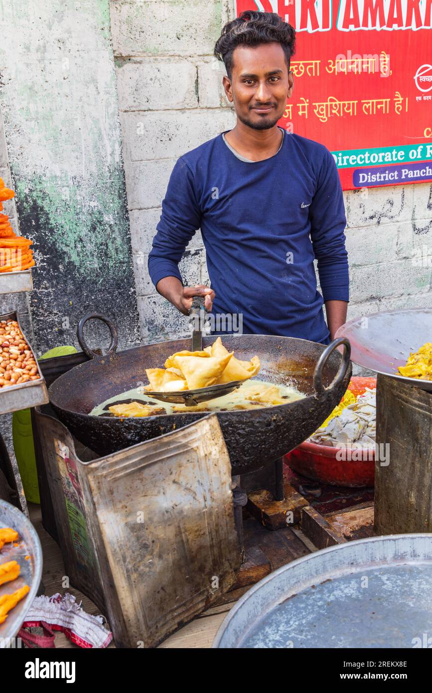 Samosas stall hi-res stock photography and images - Alamy