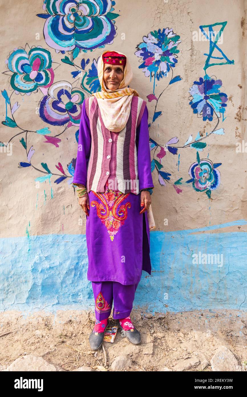 Kangan, Jammu and Kashmir, India. October 27, 2022. A villager dressed ...