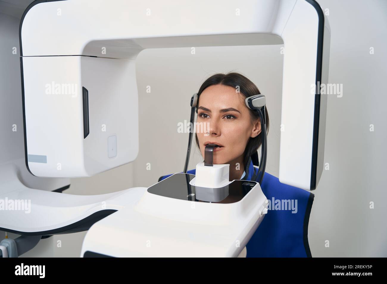 Beautiful lady undergoes diagnostic procedures 3D scanning on modern ...