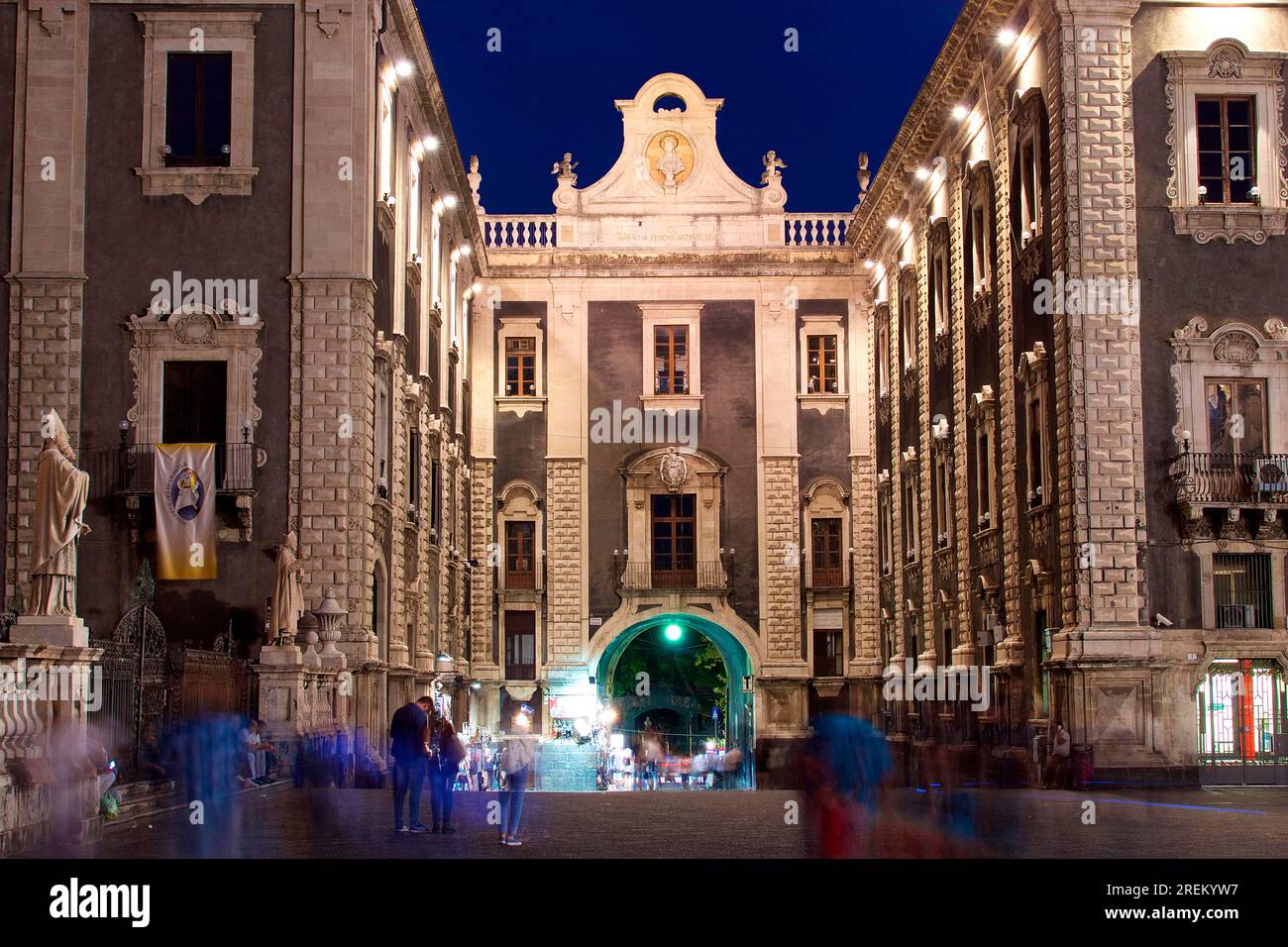 Long exposure, blurred passers-by, illuminated historical buildings ...