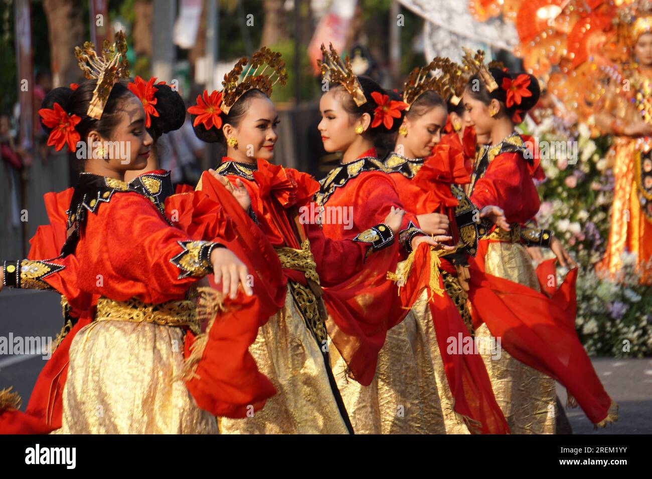 Tidi lo o'ayabu dance from Gorontalo. This dance describes the delicacy of a princess in ...