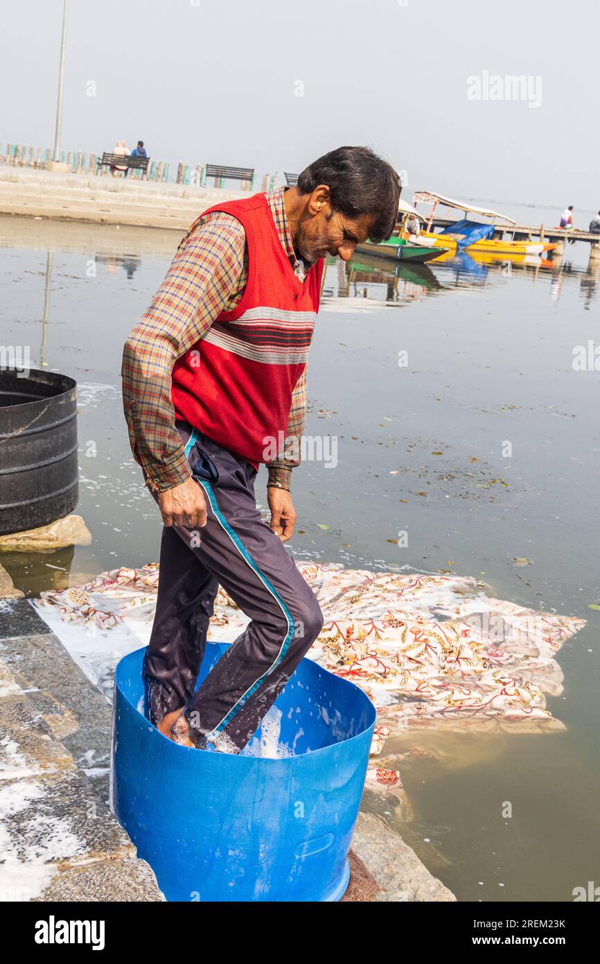 Hazratbal, Srinagar, Jammu and Kashmir, India. October 30, 2022. Man ...