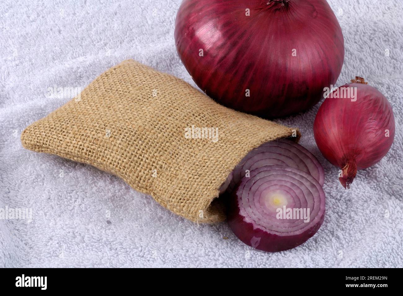 Bag red onions hi-res stock photography and images - Alamy