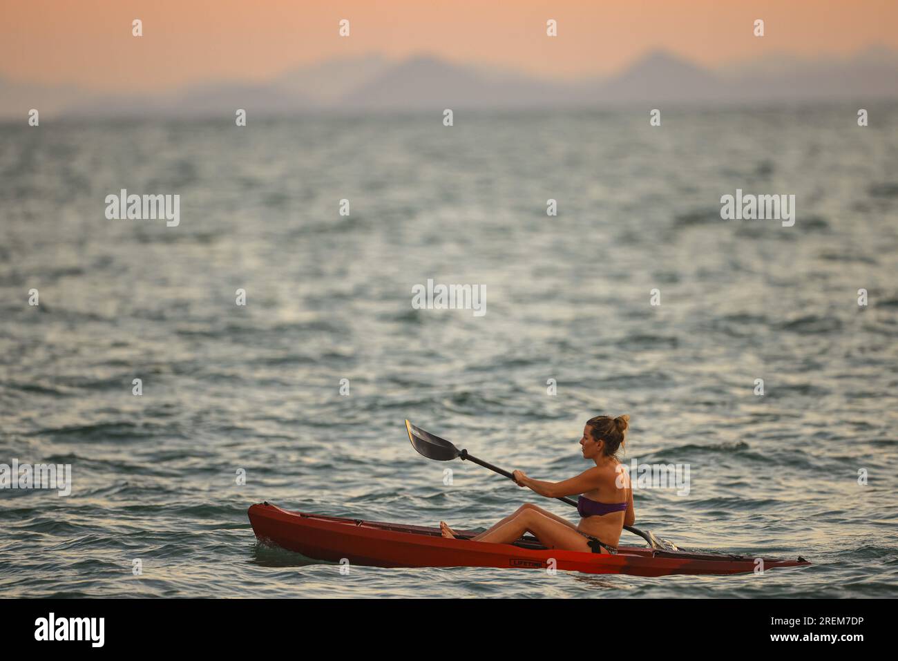 En el mar en kayak hi-res stock photography and images - Alamy