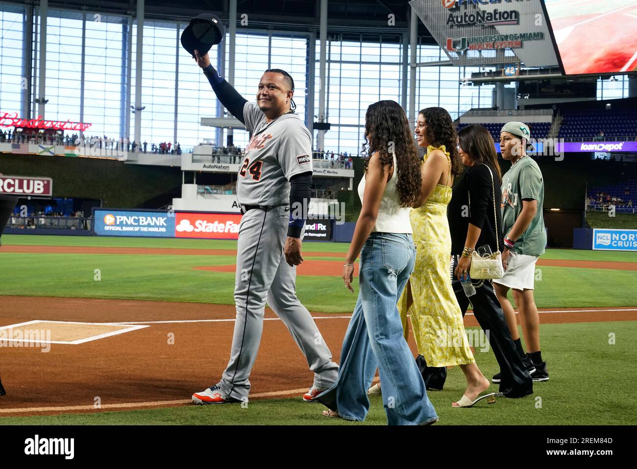 Detroit Tigers' Miguel Cabrera (24) raises his cap to the applause of ...