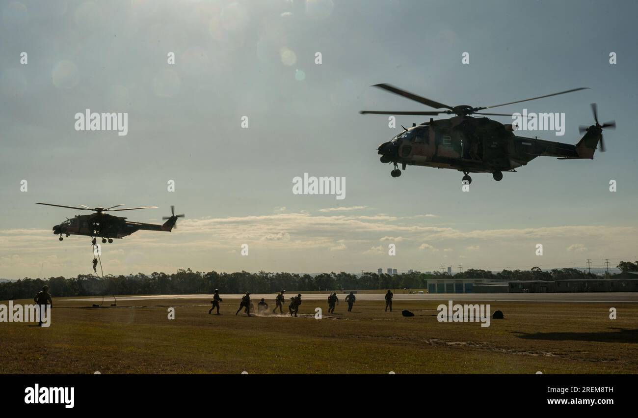 Operators from a U.S. Naval Special Warfare Unit and the Australian ...