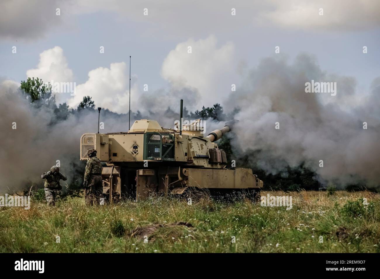 U.S. Army Soldiers with Charlie Battery, 3rd Battalion, 16th Field ...