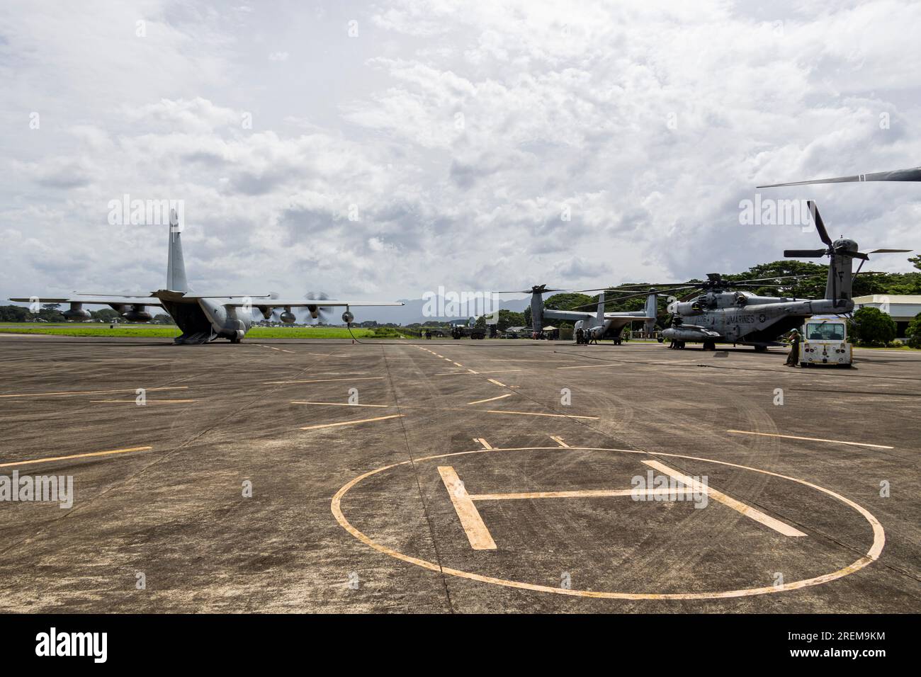 U.S. Marines with Marine Medium Tiltrotor Squadron (VMM) 163 ...