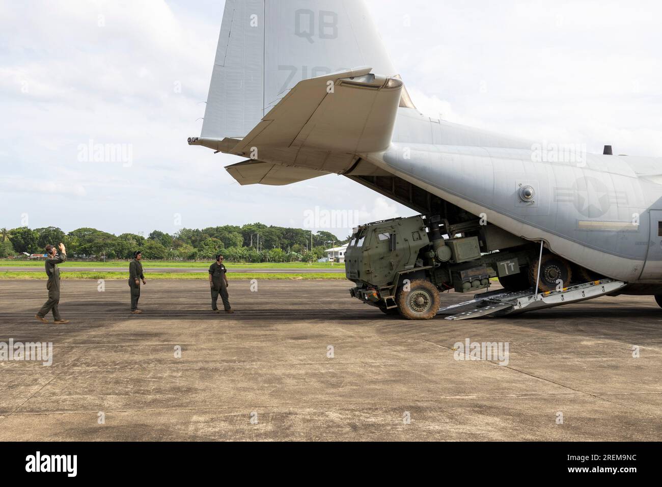A U.S. Marine Corps M142 High Mobility Artillery Rocket System (HIMARS ...