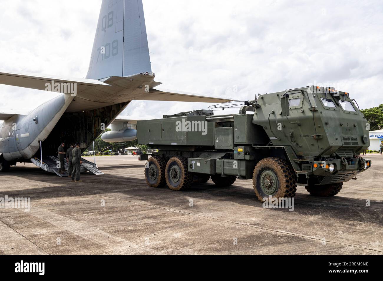 A U.S. Marine Corps M142 High Mobility Artillery Rocket System (HIMARS ...