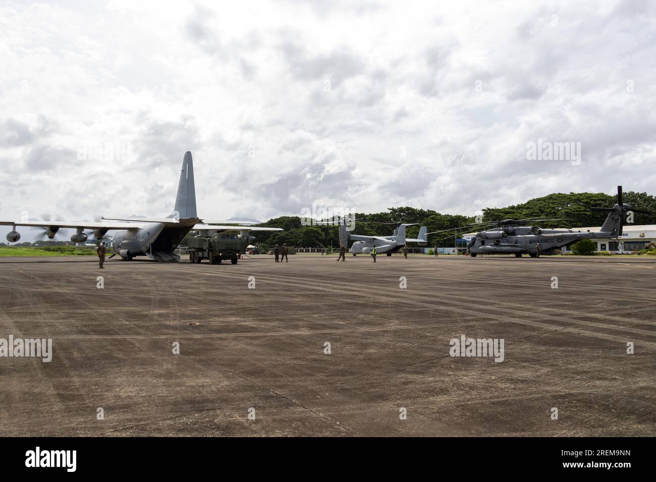 U.S. Marines with Marine Medium Tiltrotor Squadron (VMM) 163 ...