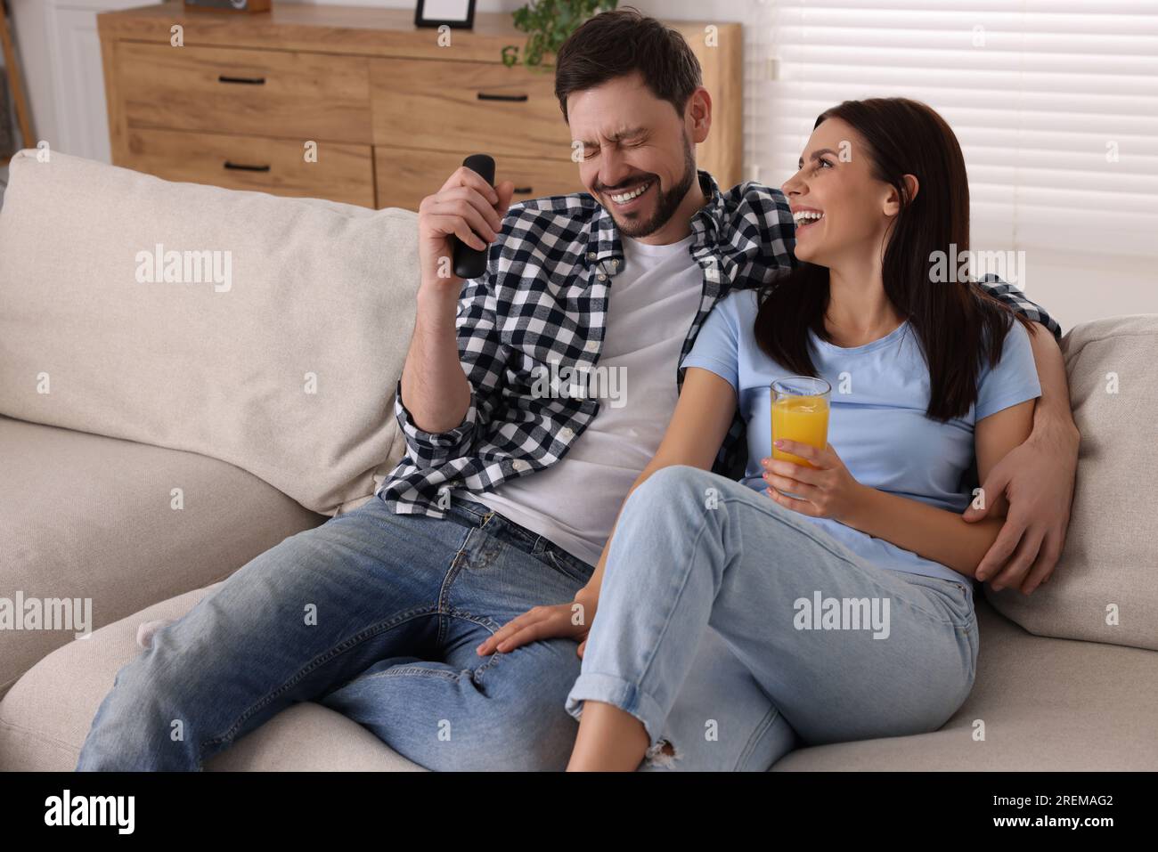 People laughing comedy show hi-res stock photography and images - Alamy