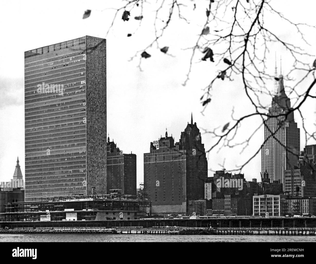 Usa skyscraper construction 1950s Black and White Stock Photos & Images ...
