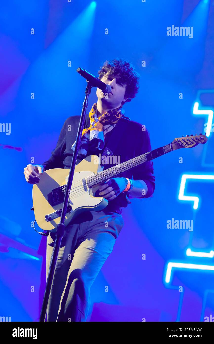 Lead singer luke pritchard hi-res stock photography and images - Alamy