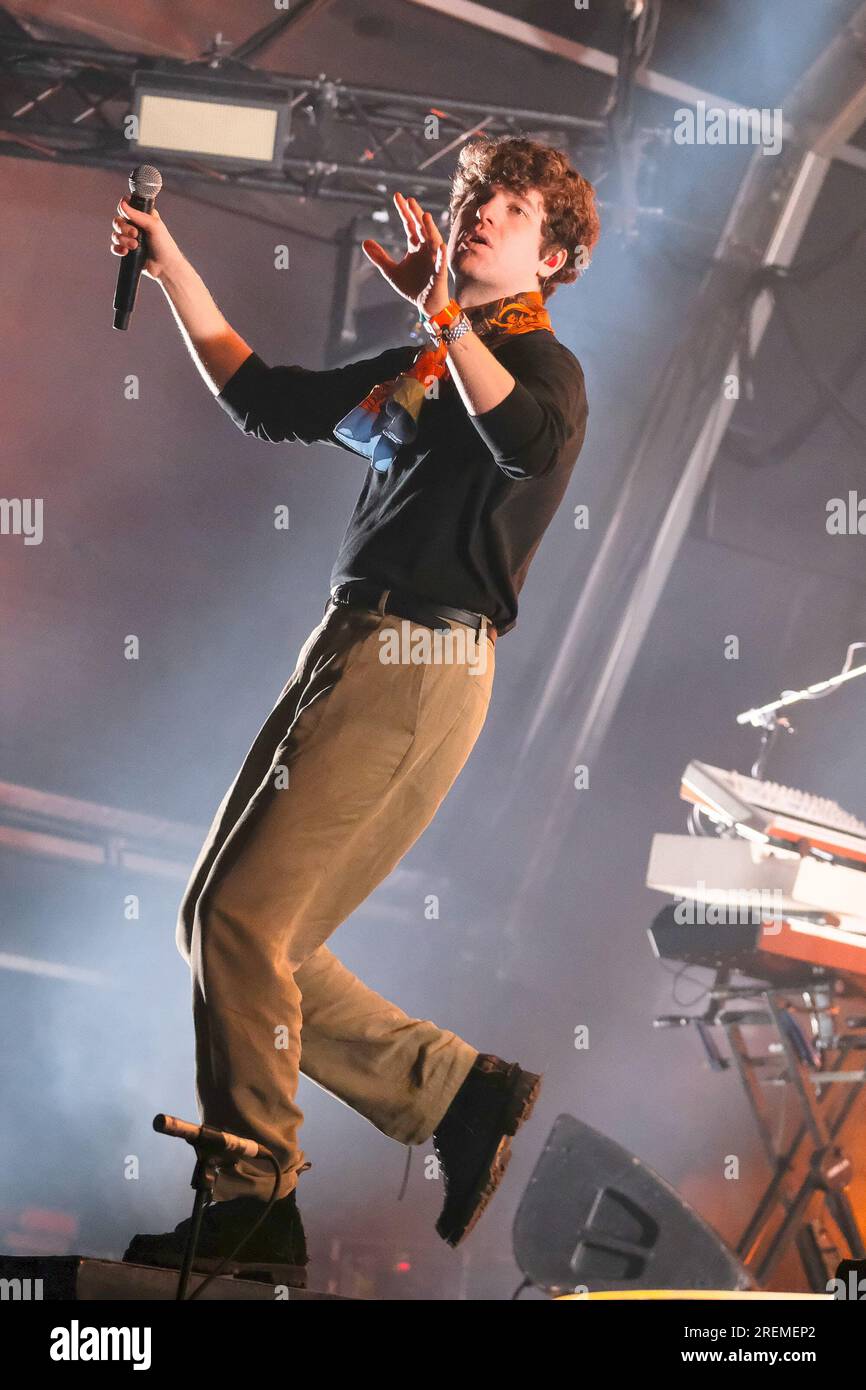Lead singer luke pritchard hi-res stock photography and images - Alamy