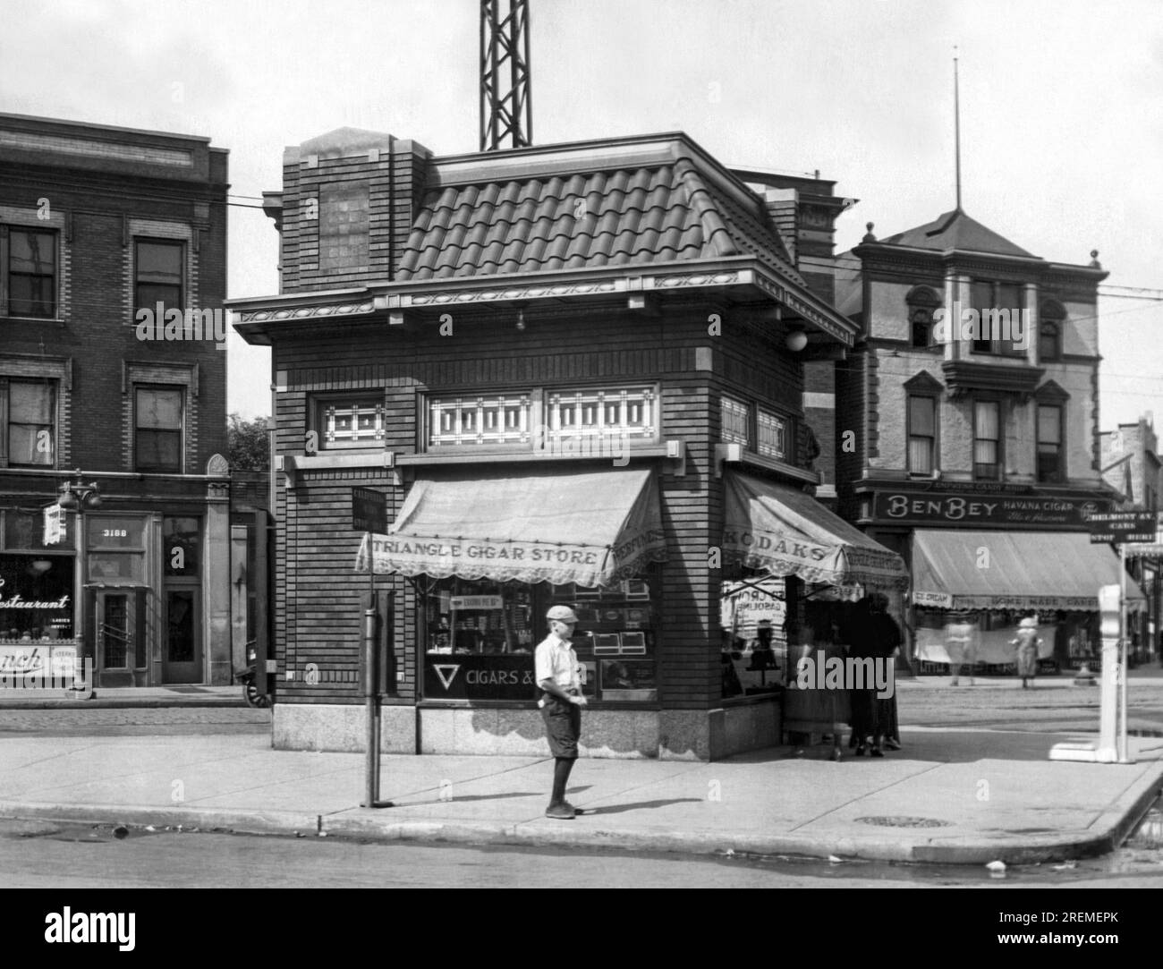 Chicago, Illinois: March 19, 1926 The smallest store in the world ...