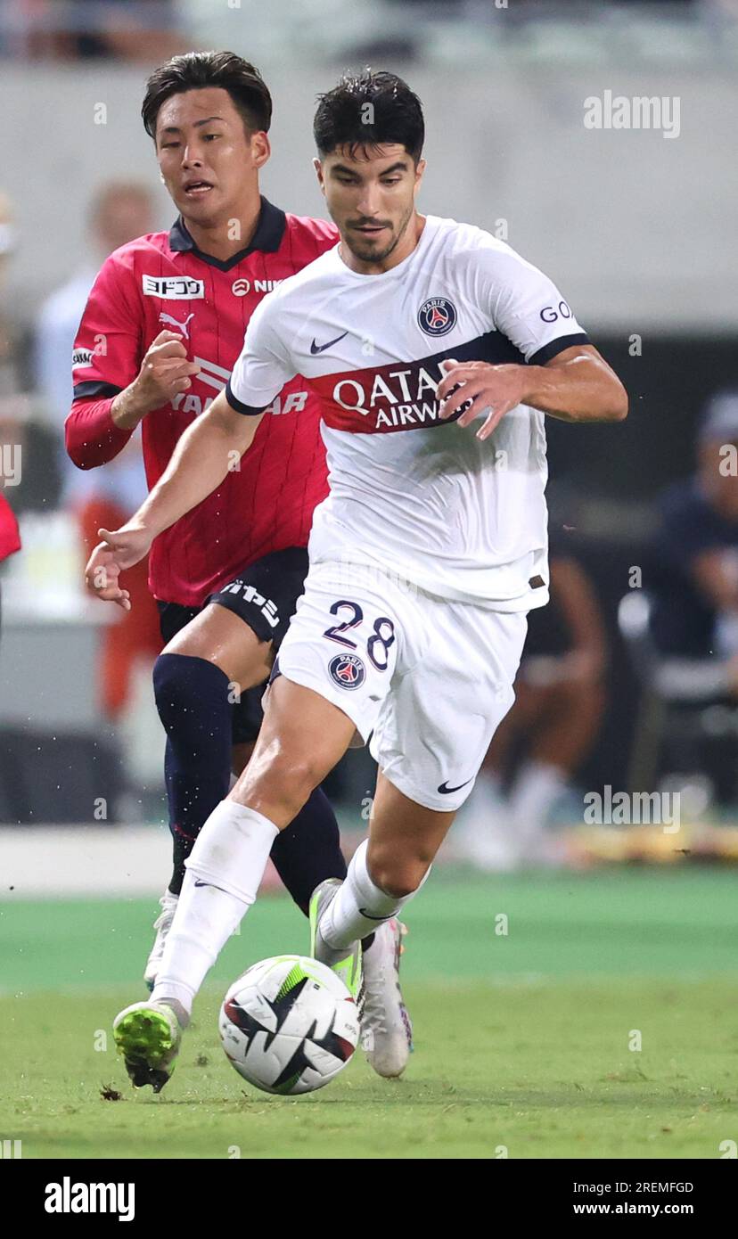 Paris saint germain fights ball hi-res stock photography and images - Alamy