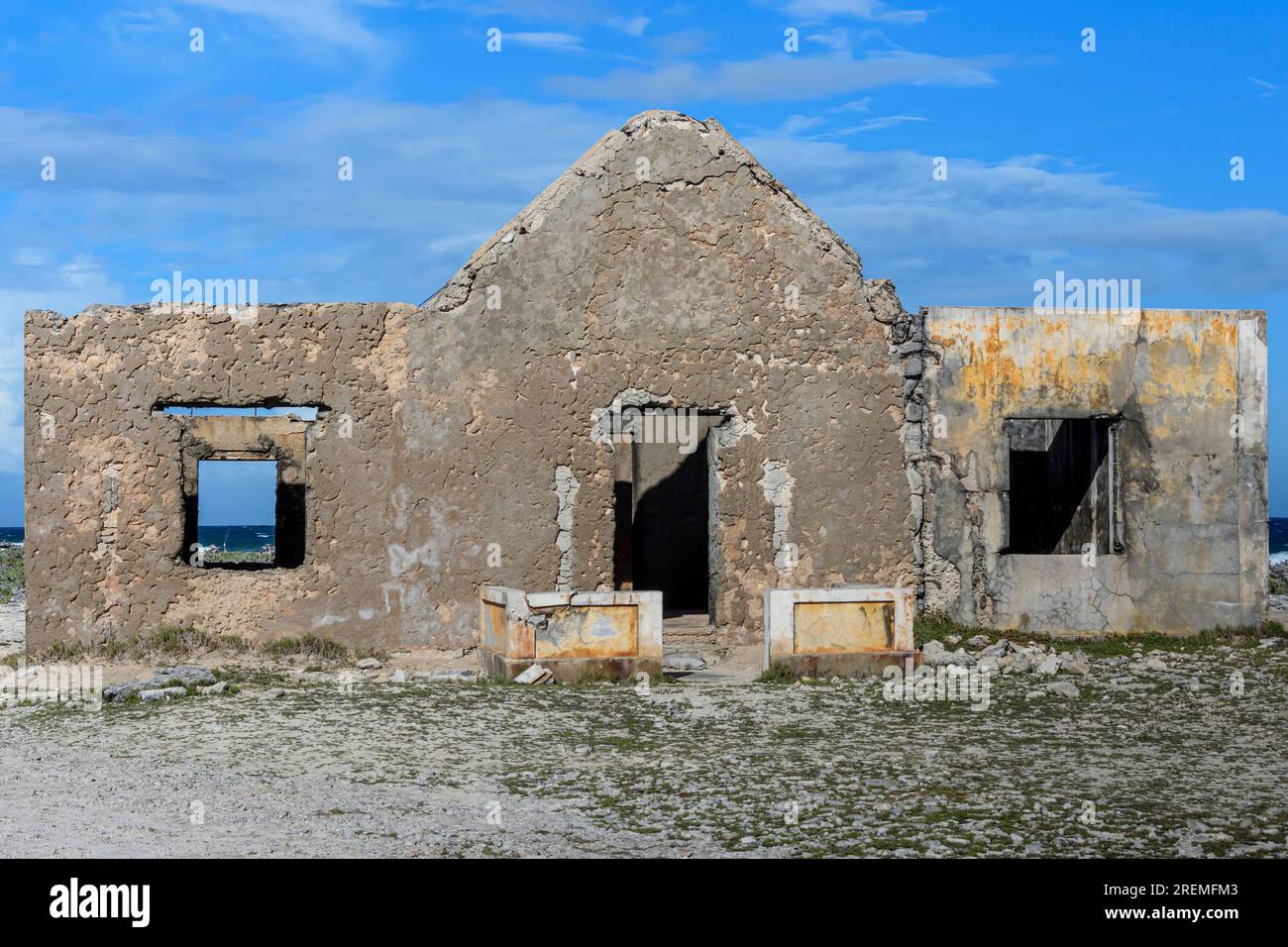 The old lighthouse keeper's house at Willemstoren Lighthouse, Bonaire ...