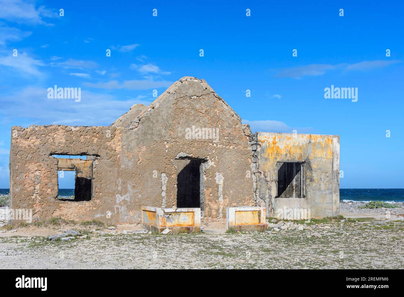 The old lighthouse keeper's house at Willemstoren Lighthouse, Bonaire ...