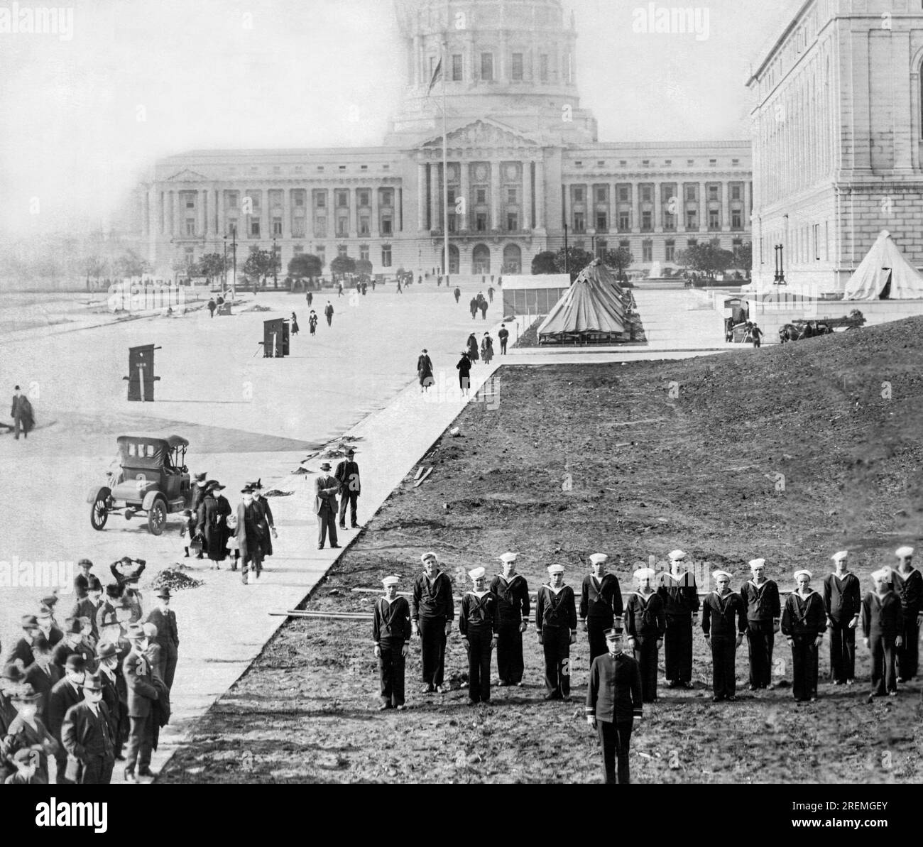 San Francisco, California: 1918 An emergency flu hospital staffed by U ...