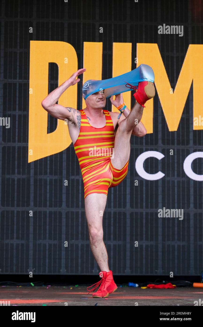 Lulworth, UK. 28th July, 2023. Qualified circus performer Simon Wright ...