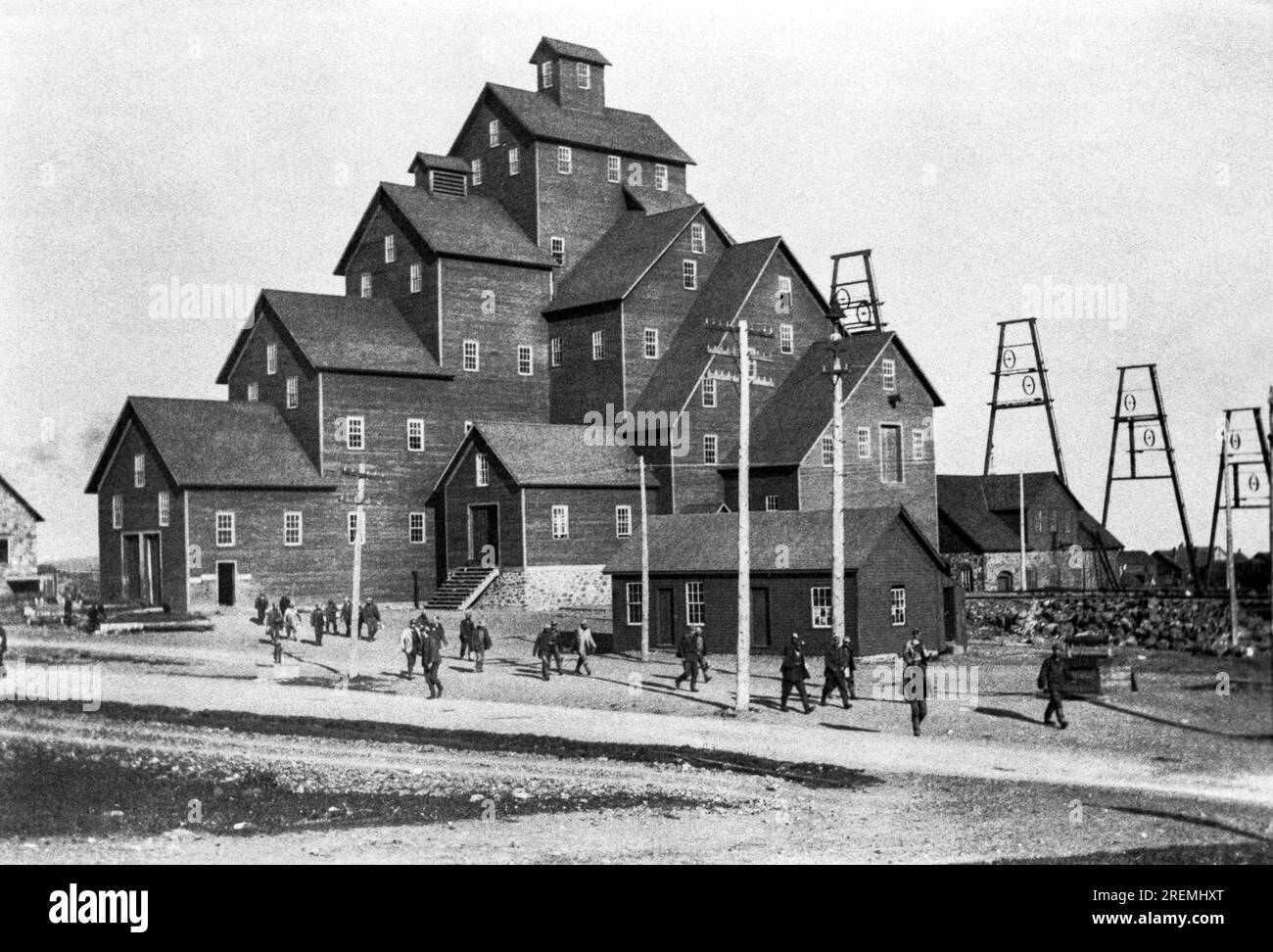 Hancock, Michigan: c. 1900 The Quincy Mine No. 2 Shaft Hoist House used ...