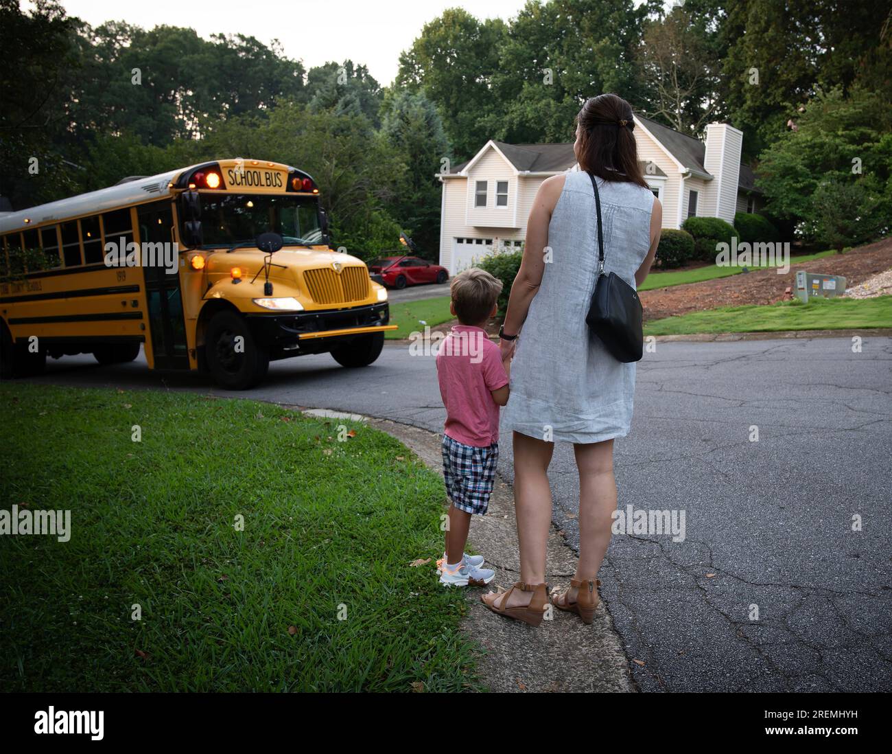 Marietta, Georgia, USA. 28th July, 2023. Liz Arrington waits with her ...