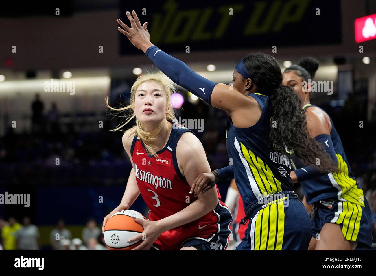 Washington Mystics guard Li Meng (3) works to shoots as Dallas Wings ...