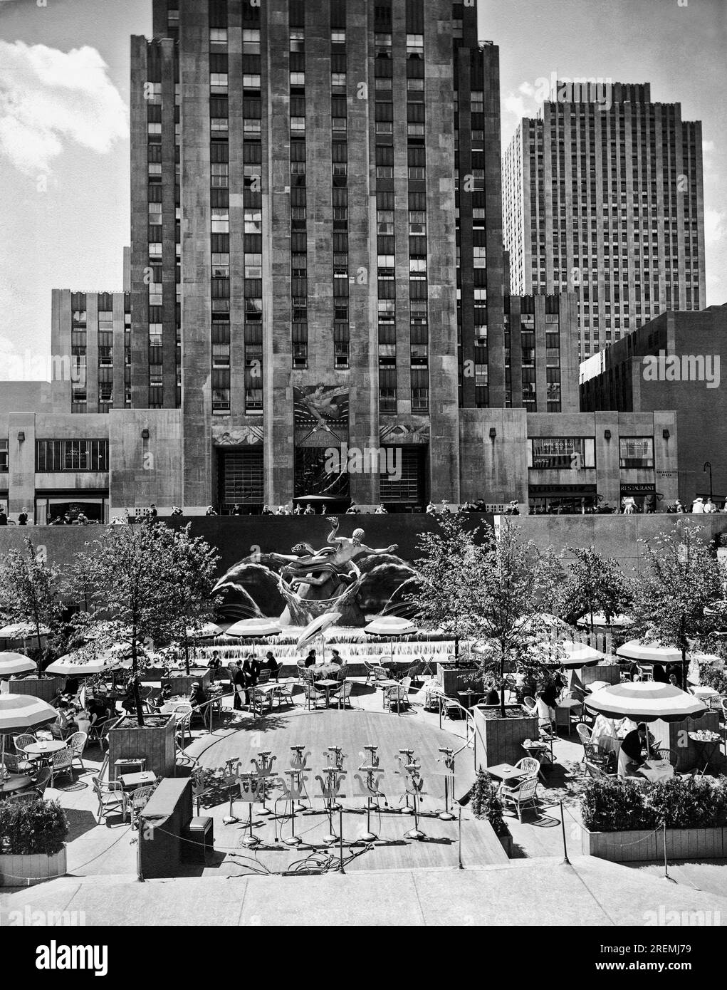 Rockefeller center restaurant Black and White Stock Photos & Images - Alamy