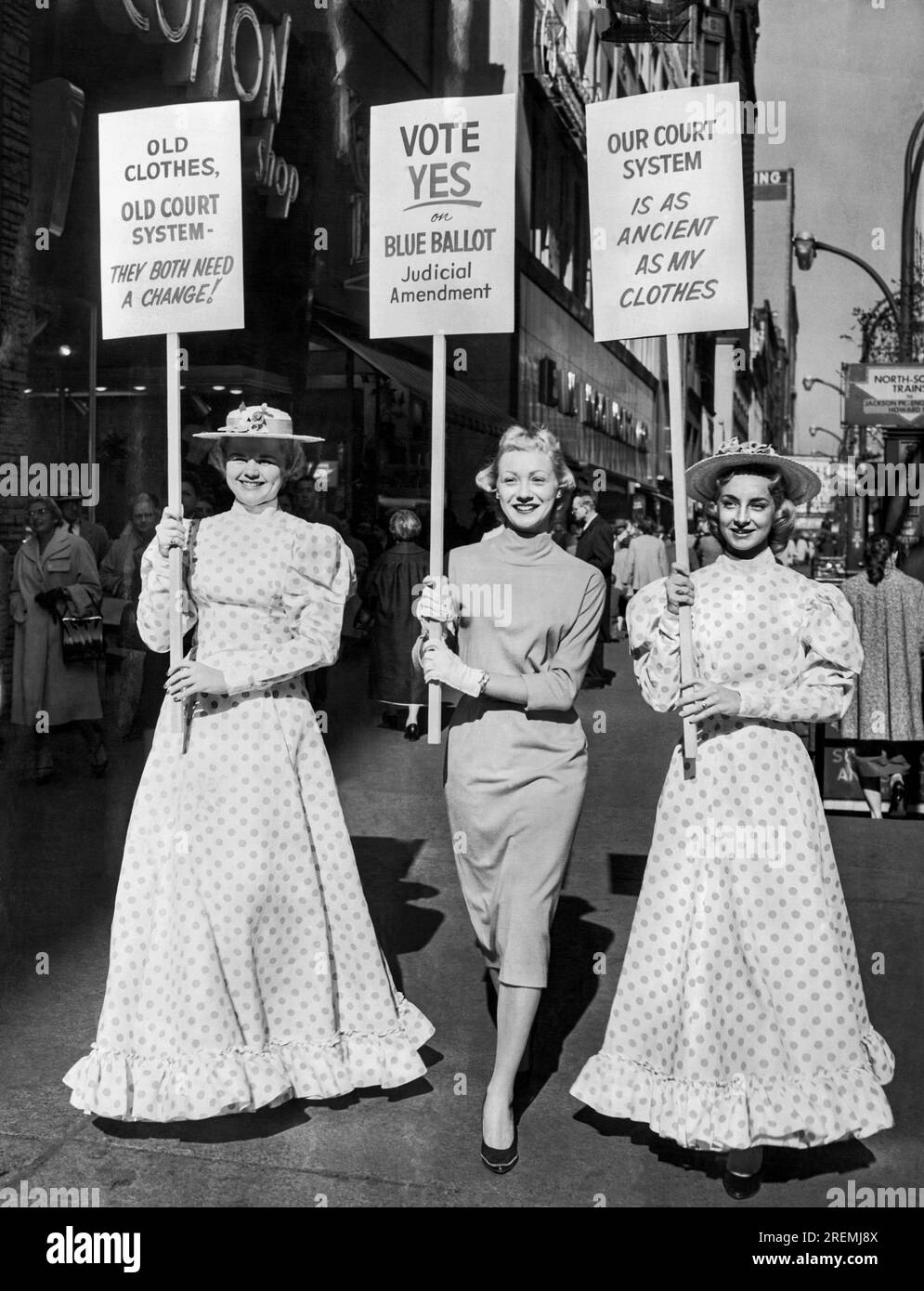 1950s women walking Black and White Stock Photos & Images - Alamy