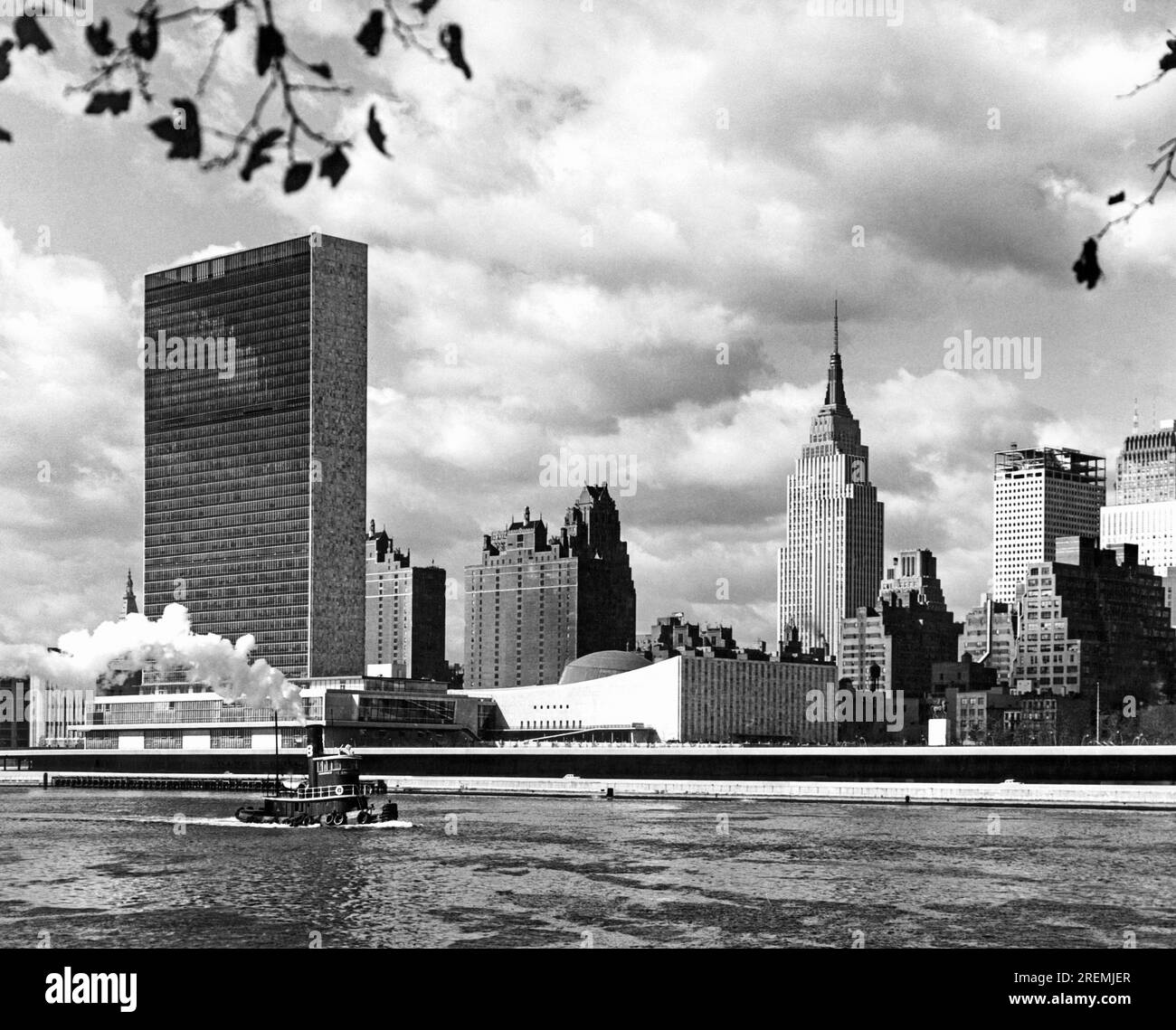 New york skyline 1950s hi-res stock photography and images - Alamy