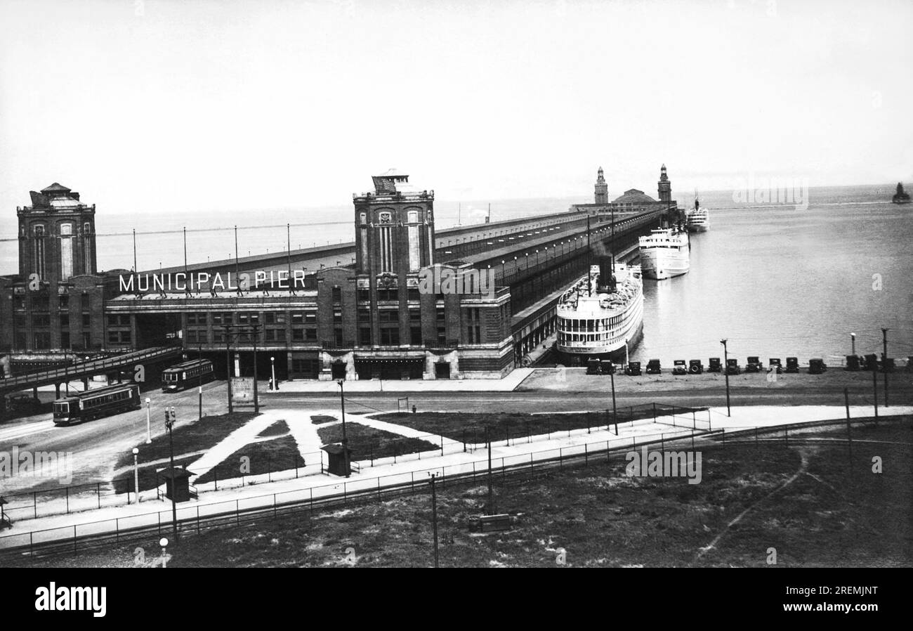 Chicago municipal pier hi-res stock photography and images - Alamy