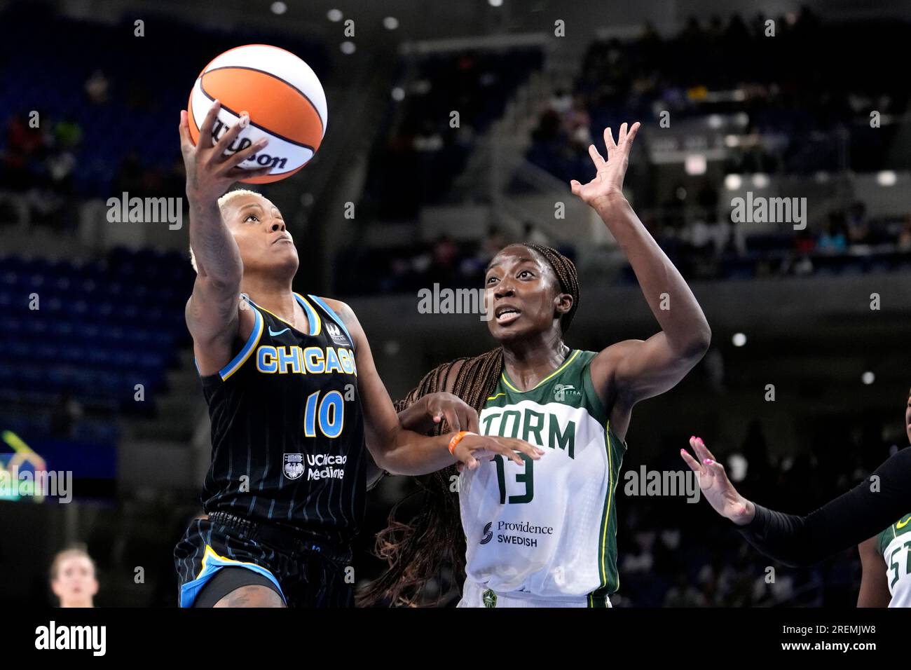 Chicago Sky's Courtney Williams (10) drives to the basket past Seattle ...