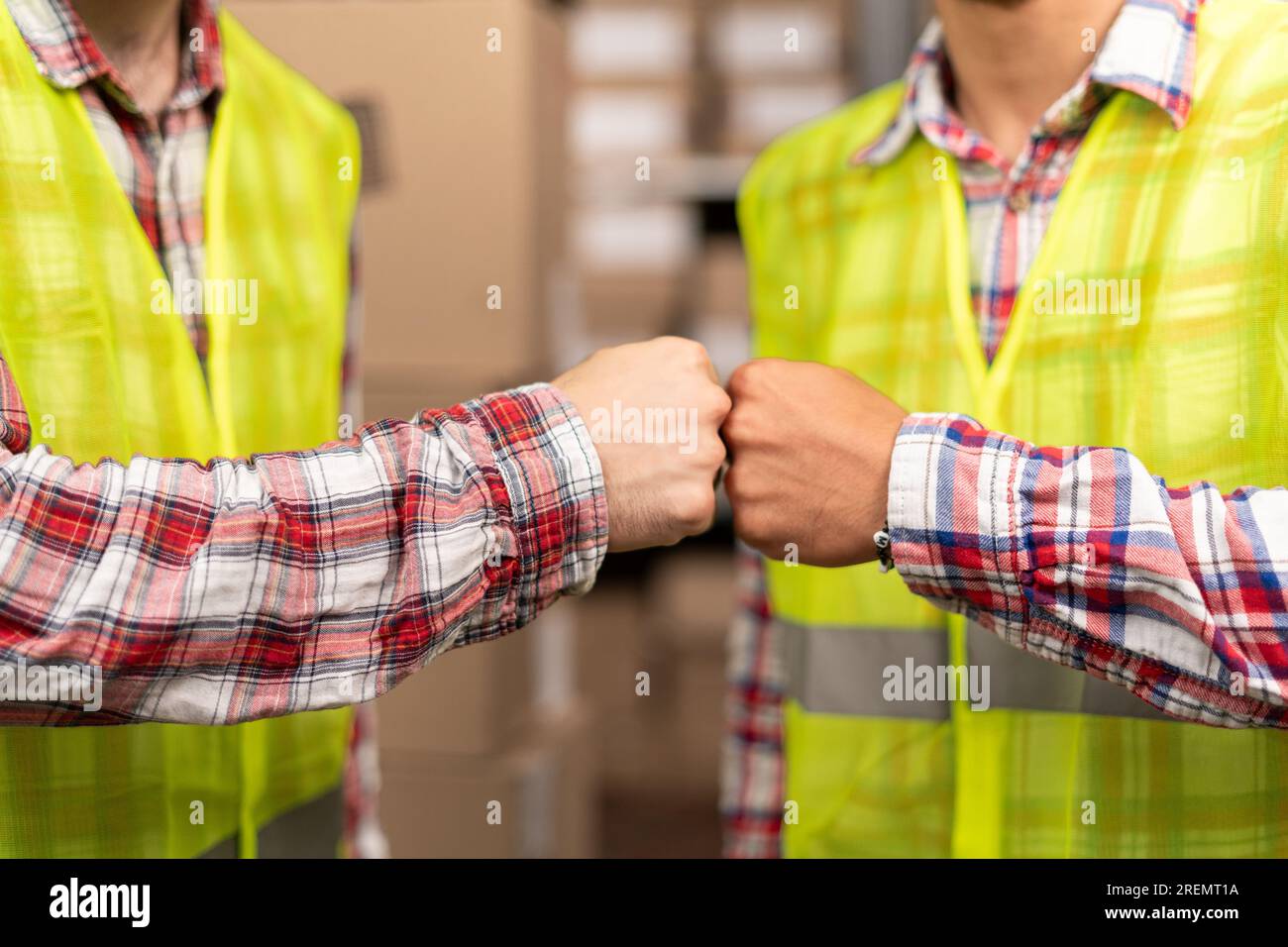 Shipment delivery handshake hi-res stock photography and images - Alamy