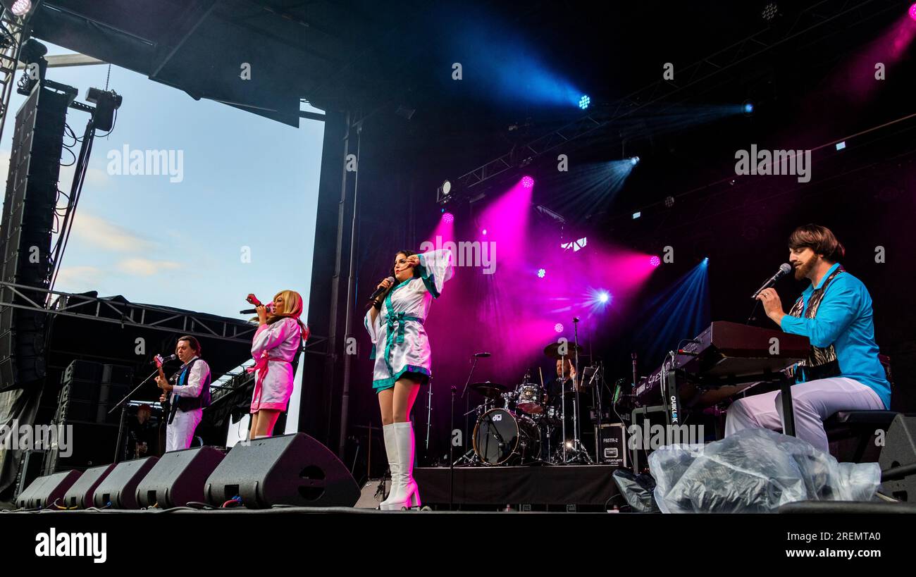 K michelle perform hi-res stock photography and images - Alamy