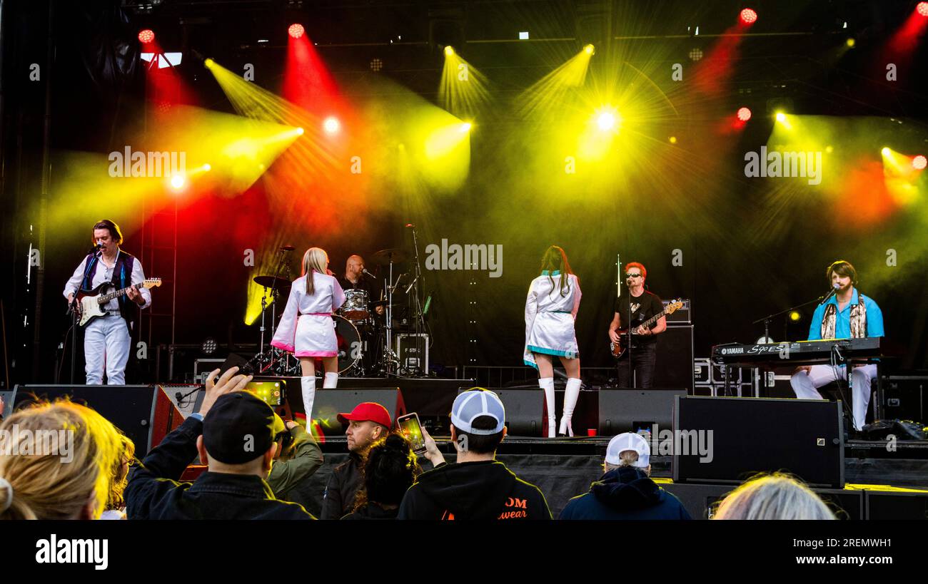 K michelle perform hi-res stock photography and images - Alamy