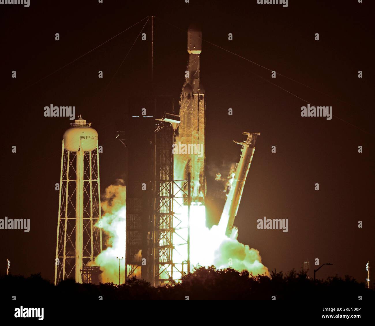 A SpaceX Falcon Heavy rocket launches the Jupiter 3/Echostar 24 ...