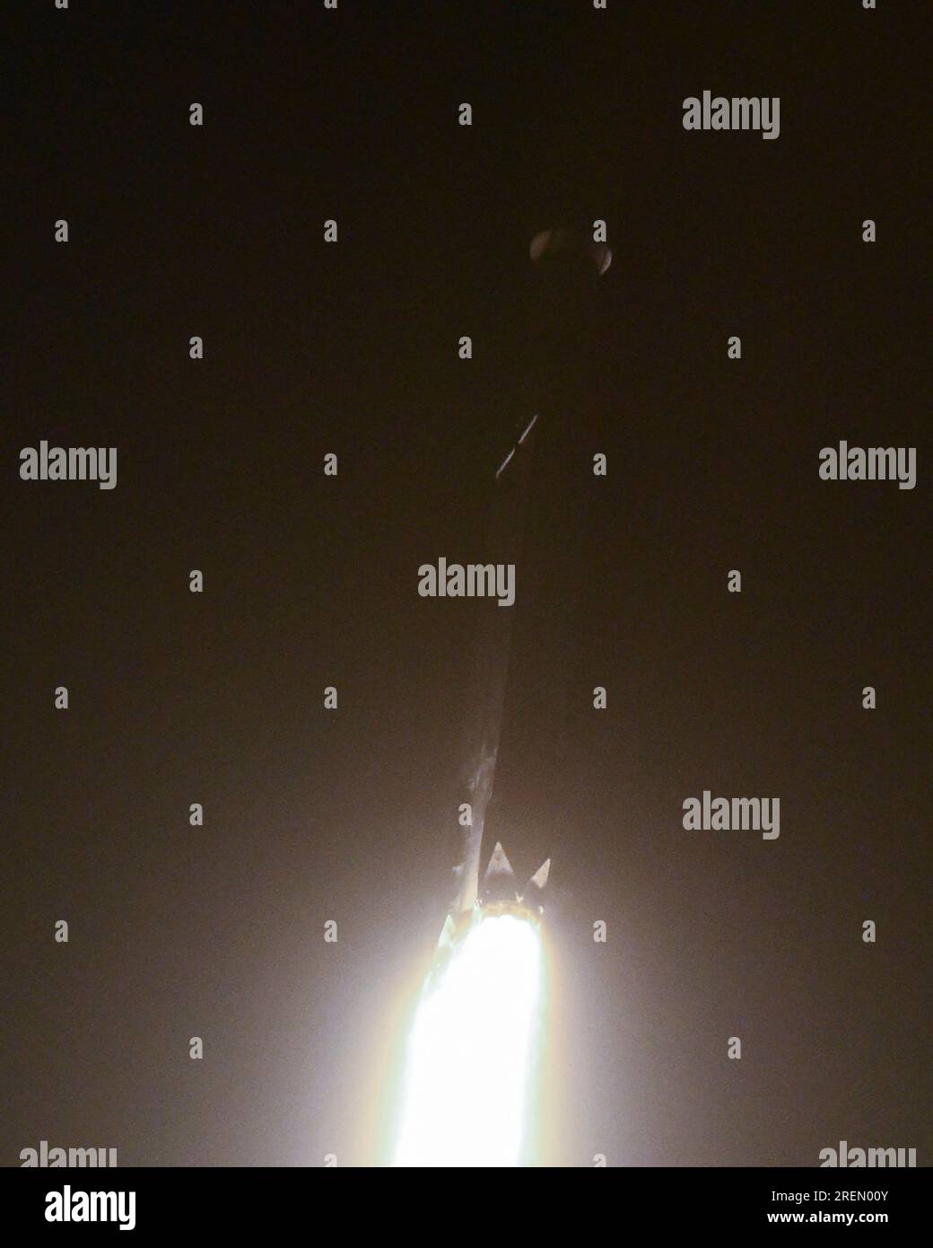 A SpaceX Falcon Heavy rocket launches the Jupiter 3/Echostar 24 ...