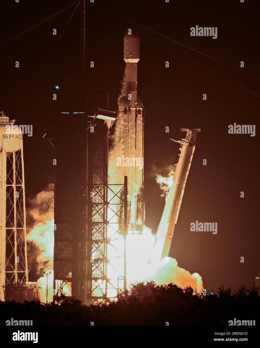 A SpaceX Falcon Heavy rocket launches the Jupiter 3/Echostar 24 ...