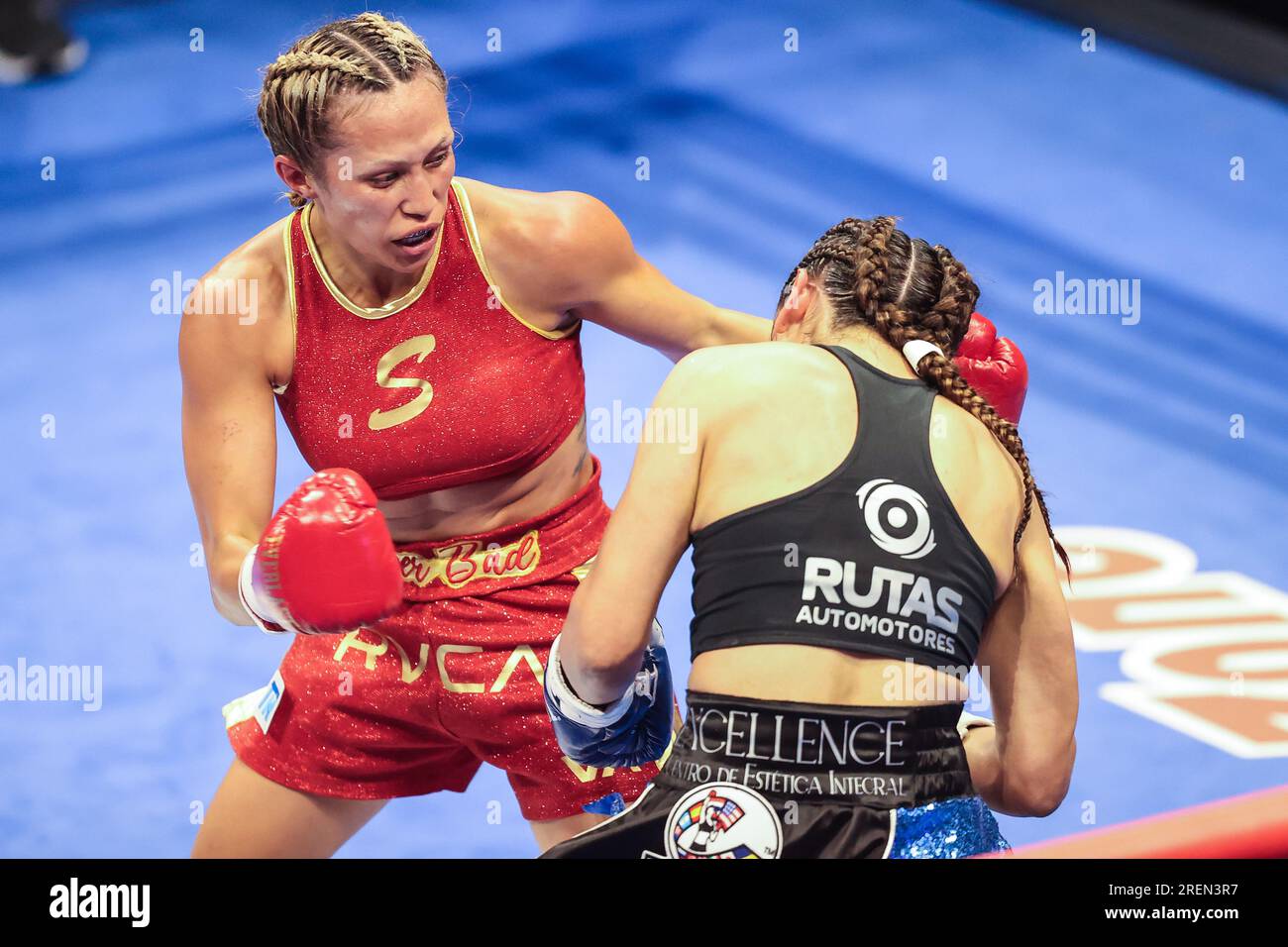 Las Vegas, NV, USA. 28th July, 2023. Seniesa Estrada (L) punches ...