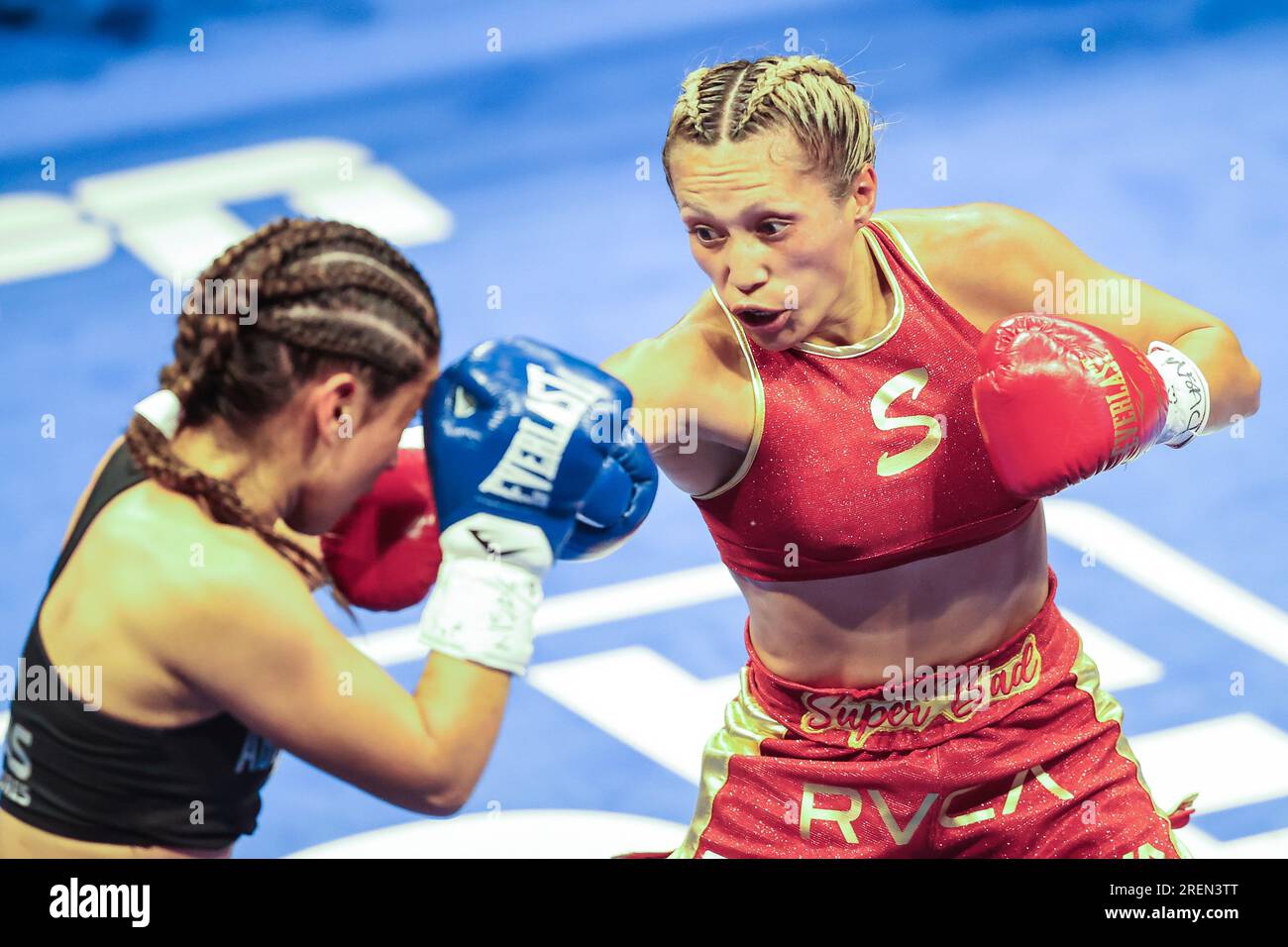 Las Vegas, NV, USA. 28th July, 2023. Seniesa Estrada (R) punches ...