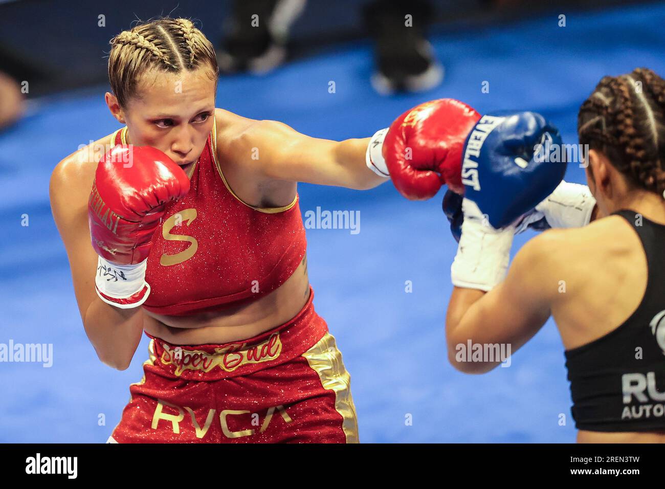 Las Vegas, NV, USA. 28th July, 2023. Seniesa Estrada (L) punches ...