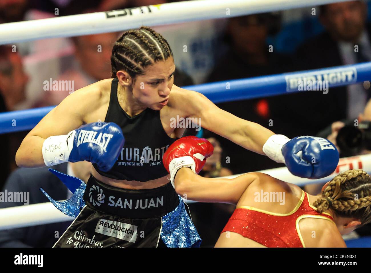Las Vegas, NV, USA. 28th July, 2023. Leonela Yudica (L) throws a punch ...